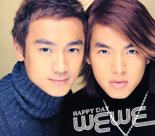 俳優としても活躍する台湾の少年デュオ、ウィウィのデビュー・アルバム(2曲(2)(5)のビデオ入りCDエクストラ)。ダンス・ナンバー、ラテン調、バラードといろいろあるが、アイドルならもっと元気がほしかった。おにぎりあげたくなっちゃう。(関)【...