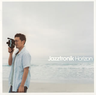 野崎良太=Jazztronikのメジャー第1弾はミニ・アルバム。ボサ・ノヴァ、サンバ、ハウス……の肉感とクールネスが入り混じるグルーヴは、心と頭に気持ちよさを呼ぶ。またムーディなインスト曲ではチルアウトを演出するなど、アルバム全体のバランス...