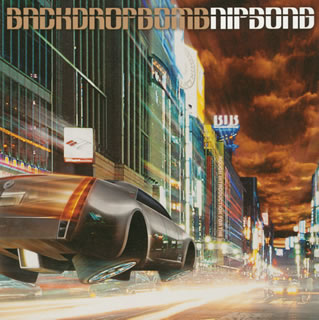 3年7ヵ月ぶりのオリジナル・アルバムは、ヒップホップ、レゲエ、パンクなどを雑多に取り込み、不協和音や歪みさえも呑み込んだ圧倒的な音楽的構成力が冴える力作。始まったようには決して終わらない大胆で難解な曲調だが、後味はポップなのが不思議だ。(ミ...