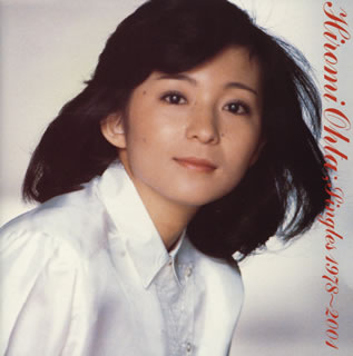 彼女のデビューは74年。78年以降のシングルAB両面を集めた本作は、アイドル的な可憐さを残しつつも、一人のシンガー・ソングライターとして成長する足取りが見て取れる。シングルすべてのジャケをそのまま使ったブックレットを見ながら浸ってください。...