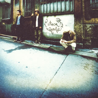 大阪のインディ・シーンから登場した林周作(b)と金佑龍(vo，g)、小宮山純平(ds)のジャズ・トリオを思わせる編成のカットマン・ブーチェは、佑龍の下世話さを感じさせる弛めのヴォーカルのブルージィさと演奏で迫る。「故郷 松の湯」はお薦めだ。...