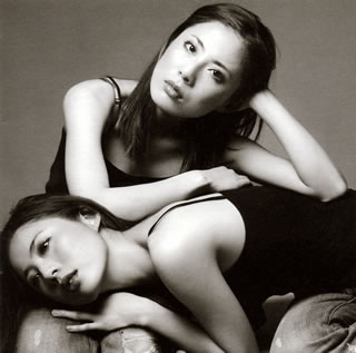 名義を“真紀"から“まき"に変更してから初めてのアルバム。タイトル曲は鋭利なオルタナ的バンド・サウンドと挑発的ヴォーカルがせめぎ合うスリリングな曲で、フィオナ・アップルあたりに通じるラジカルな迫力がある。バラード曲での歌唱力や表現力も秀逸。...