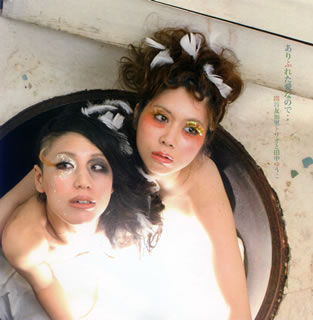 ピアノ・トリオ+ヴォイスのグループの第1作。2010年12月14日、神戸ビッグアップルでライヴ収録。非日常へと突き抜けていく変幻自在な田中ゆうこのヴォイスがフリー・ジャズをベースにした引き締まったバンドのサウンドと拮抗し、音に説得力あり。混...