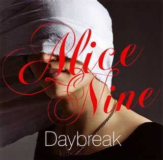 5人組ロック・バンド、Alice Nineによる3ヵ月連続リリース・シングルの第1弾。ONE OK ROCKなどを手がける平出悟をプロデューサーに迎えた「Daybreak」は、突き抜けるようなサビが印象的なアッパー・チューンとなっている。【...