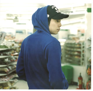 MC/ラッパー、環ROYの4枚目のアルバム。シニカルさがグッと抜け落ち、リリックもメッセージもナチュラルにシンプルに研ぎ澄まされている。わかりやすい言葉で普遍的な日常が歌われているから耳当たりがとてもポップだ。□□□の三浦康嗣、蓮沼執太らト...