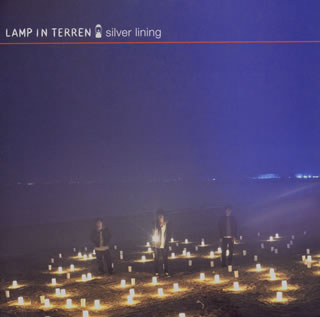 活きのいいアーティストを数多く抱えるA-Sketchが送り出す長崎出身の3ピース・バンド、LAMP IN TERRENのメジャー・デビュー・アルバム。派手な展開などに頼らず、内に秘めた心の声を解き放つ歌、それに寄り添うアンサンブルを聴かせる...
