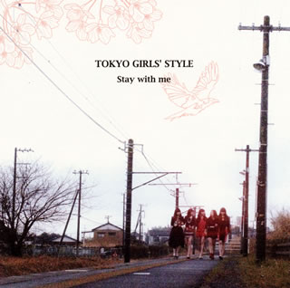 山邊未夢が作詞を担当した「Stay with me」をリードとするシングル。同曲含め、松井 寛によるアレンジはJ-POPにおけるR&B/アーバン・グルーヴのサウンドを深化させるに十分なクオリティで、メンバーたちの歌唱/コーラスもそれに応える...