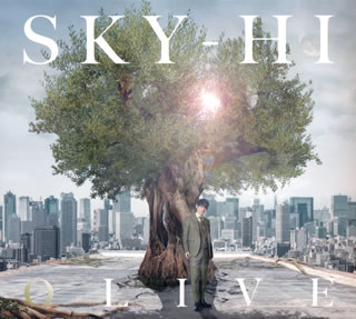作品ごとにめきめき進化しているラッパー、SKY-HIのサード・アルバム。ダメなところを含めて自分を愛す——そんな衒いのなさで、真に強い言葉をキリッと宣誓するさまが実に気持ちよく、それを支えて包み込むソウル〜ファンク・ミュージックとの相性も抜...