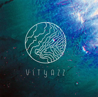 2015年より活動をスタート、ポリリズム&変拍子を取り入れた複雑なグルーヴと器楽的なヴォーカリゼーションで注目を浴びるジャズ・ユニットの1st作。新世代ジャズからポスト・ロックまで、さまざまなサウンドをクロスオーヴァーした意欲的な一枚だ。【...