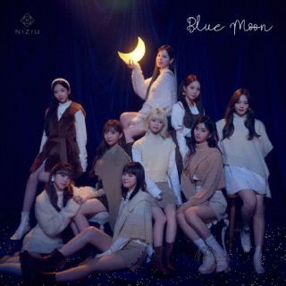 NiziUの4thシングル。タイトル曲「Blue Moon」は彼女たちにとって初となるウィンター・バラード。大勢のファンと対面したツアーの喜びと"大切な人を想う気持ち"を重ね、自慢の歌唱力で歌い上げている。【品番】　ESCL-5745〜6【...