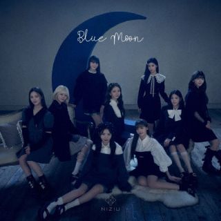 NiziUの4thシングル。タイトル曲「Blue Moon」は彼女たちにとって初となるウィンター・バラード。大勢のファンと対面したツアーの喜びと"大切な人を想う気持ち"を重ね、自慢の歌唱力で歌い上げている。【品番】　ESCL-5747〜8【...
