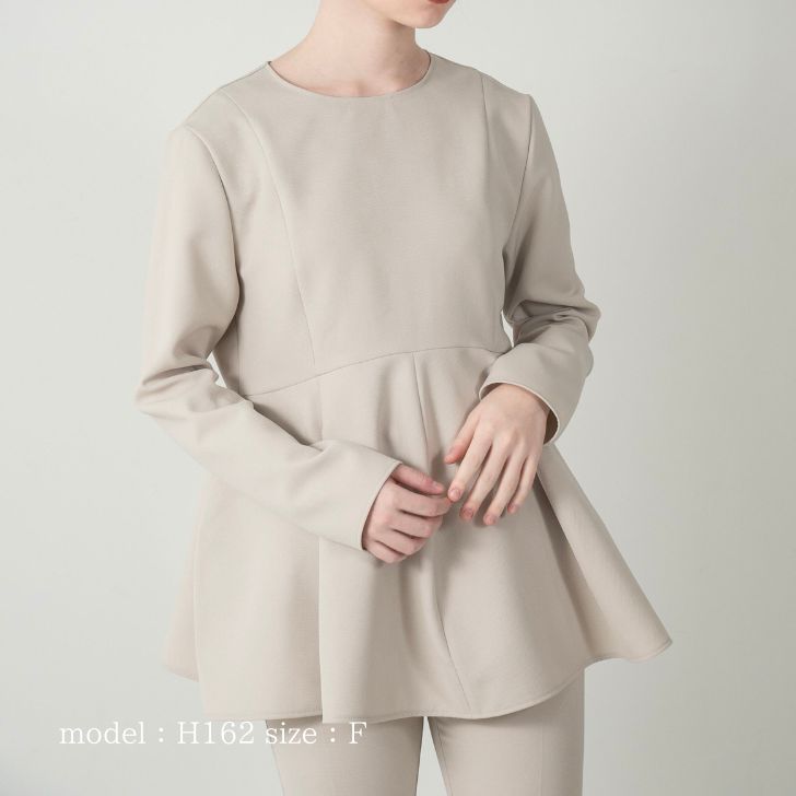 商品情報素材/材質ポリエステル100%サイズ/寸法F総丈 68cm肩幅 39cm　　身幅 47cm袖口 11.5cm袖丈 56cmその他商品説明シンプルなデザインで、肌馴染みの良い素材のフリルブラウス。切り替えのフリルデザインが腰回りを自然...