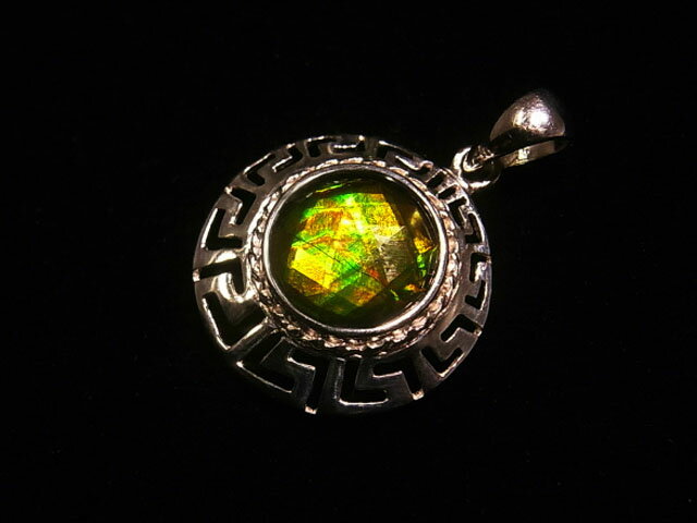 ダイアモンドカットされたアンモライトがシンプルでアーティスティックなデザインを引き立てます。 オレンジ色＆イエロー色＆グリーン色が角度によって変化し、まるで魔法にかかってしまうような不思議な色合いが神秘的なデザインの中で輝いています。アンモ...