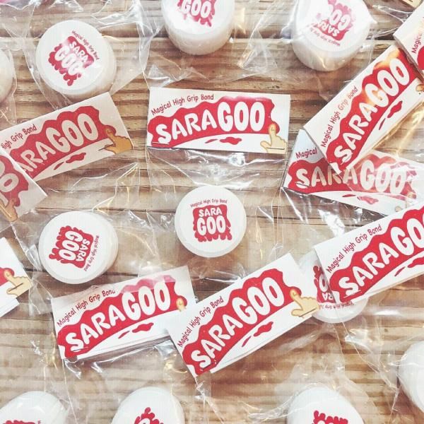 皿の内側の淵付近に指で適量塗装し、約1分間乾かすだけで適度なグリップの皿が出来上がります。 塗装する量や幅でグリップの強弱を調整でき、指でこすれば剥がす事も可能です。 技に合わせてグリップを変えられるため、1本のけん玉で幅広い技を楽しめます...