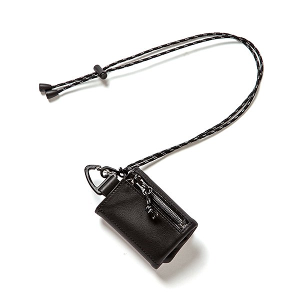 430のレザーアイテム担うリアクト製のレザーシリーズです。 今季はスコッチガードの加工を入れたレザーを使用し、耐摩耗性と耐久性、耐油性など機能性に溢れる素材感となっています。 三つ折りのコンパクトなウォレットはネックストラップつきでアクティ...