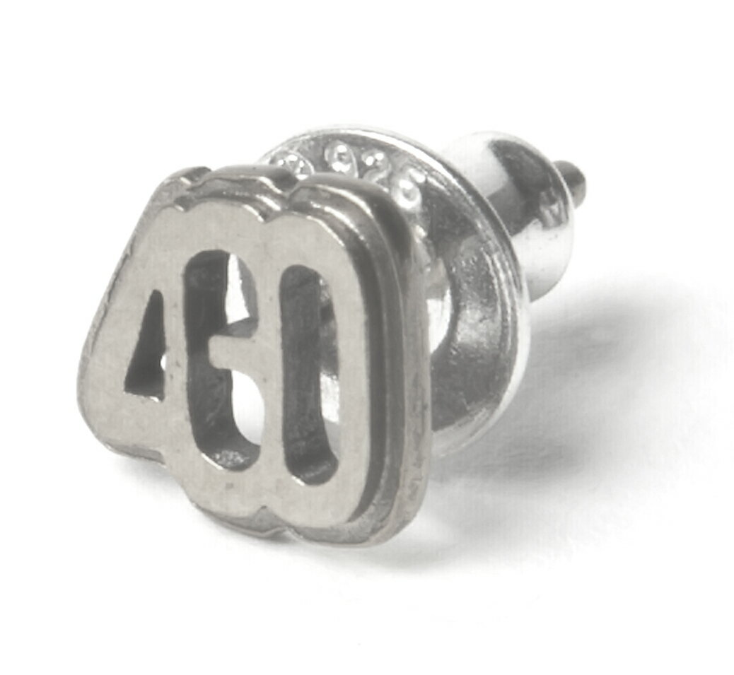 ナンバーアイコンをシルバー素材で表現したジュエ リーシリーズです。耳元を飾るピアス用に少し変形 させたアイコンデザインです。ナンバーアイコンをシルバー素材で表現したジュエ リーシリーズです。耳元を飾るピアス用に少し変形 させたアイコンデザイ...