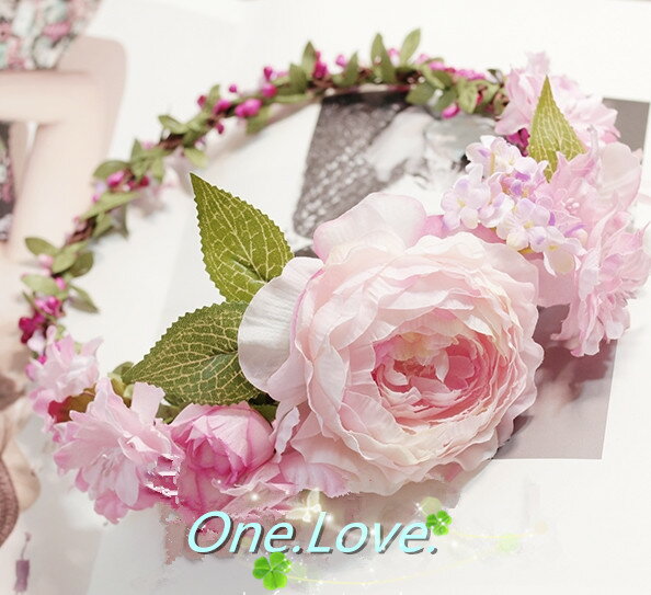 大人気シリーズ、ラナンキュラスの花冠です。 ピンクとグリーンを組み合わせた、幸せが広がるスイートな一品です。 お花一つ一つをワイヤリングし、しっかりお作りしていますので、自在に曲げて動きを出していただけます 花冠：内周55cm 花径：3〜8...