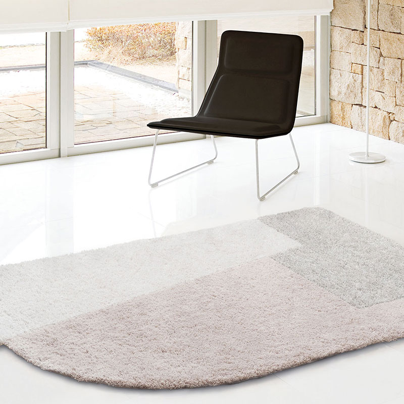 RUG&MAT collection2026-2029TOR40073 種類のパターンとテクスチャーを組み合わせた変形ラグ。淡い配色でまとめて、絶妙に調和のとれたバランスに。●組 成：アクリル 87% / ポリエステル 10% / ナイロン...