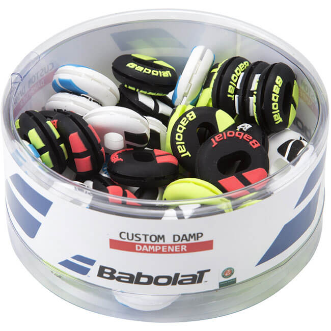 SPEC カラーアソート 素材シリコン 名称Babolat CUSTOM DAMP 仕様Babolat のスペルとロゴがデザインされた48個入り振動止めセット。6種類のカラーによりお使いのラケットやガットに合わせてお選びいただけます。