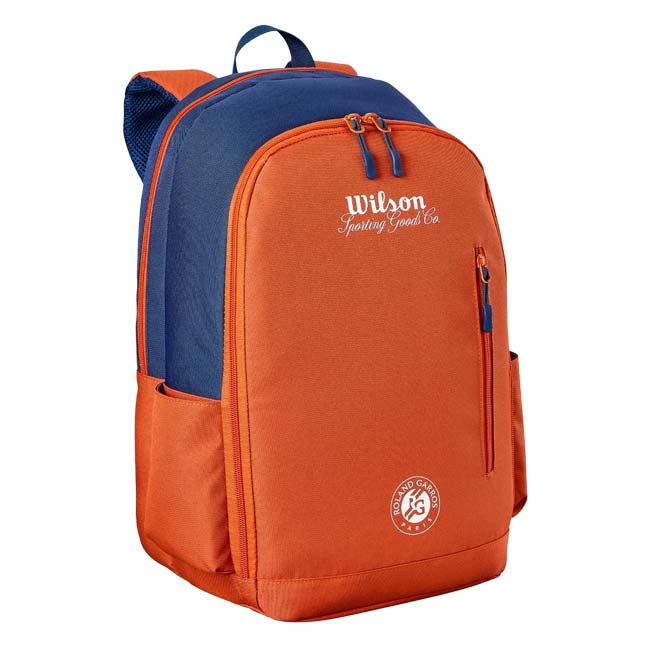 SPEC カラークレー×ネイビー サイズ約35×47×12cm 素材ポリエステル100% 名称WILSON TEAM ROLAND GARROS 2026 BACKPACK 原産国/製造国中国 仕様・特徴ローラン ギャロスの象徴的なカラーを...