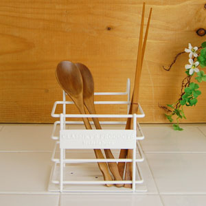 冷えこむ夜に寄り添う湯たんぽ → 日用品として日々使われることで、より美しく育っていき、使う方にとってかけがえのないモノを 送りだしていけるよう願う「倉敷意匠計画室」から、ディッシュラックが登場。 粉体焼付け塗装で仕上げられた、ワイヤーと、...