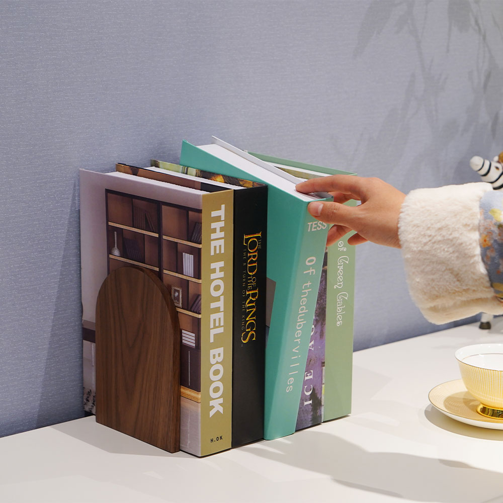 北米産の高級木材「ウォルナット」を使用したインテリア小物です。 1点1点職人が手作りしています。 手になじむ天然木の質感。気品溢れるデザインで、贈り物にもぴったりです。 サイズ　四角形 M：13×11.5×8cm L：17×11.5×12c...