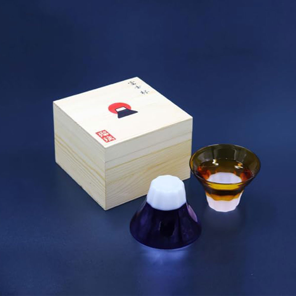 日本の雄大な富士山をモチーフにした盃です 熱燗や冷酒など、季節や場面を問わずご使用いただける耐熱ガラス製です。 お料理やデザートにも お酒以外にも、小皿としてお使いいただけます。 化粧箱入り お土産やプレゼントにもぴったりの化粧箱入りです。...