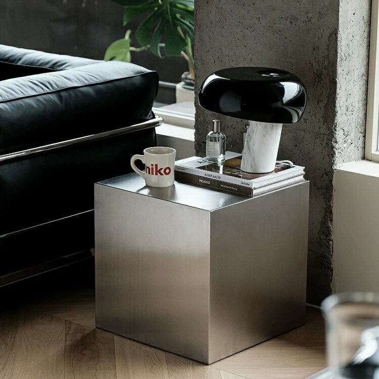 【受注生産商品】ステンレスブロックテーブル 価格：35,700円（税込）（送料込） お届け目安：1.5ヶ月前後 — ステンレス / テーブル / サイドテーブル / モダンインテリア / リビング — 素材の輝きと静けさを宿す、ミニマルキュ...