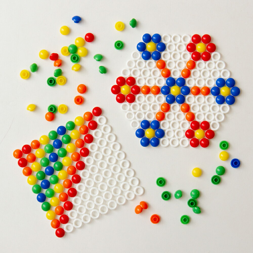 小さなパーツをはめて模様を描く 穴の空いた白いボードに、カラフルなパーツをはめて絵や模様を描くリモーザ。幼稚園や保育園でもとても人気の玩具です。 リモーザは幼稚園向けの大容量パックでドイツから入荷するため、これを当店で家庭向けセットに小分け...