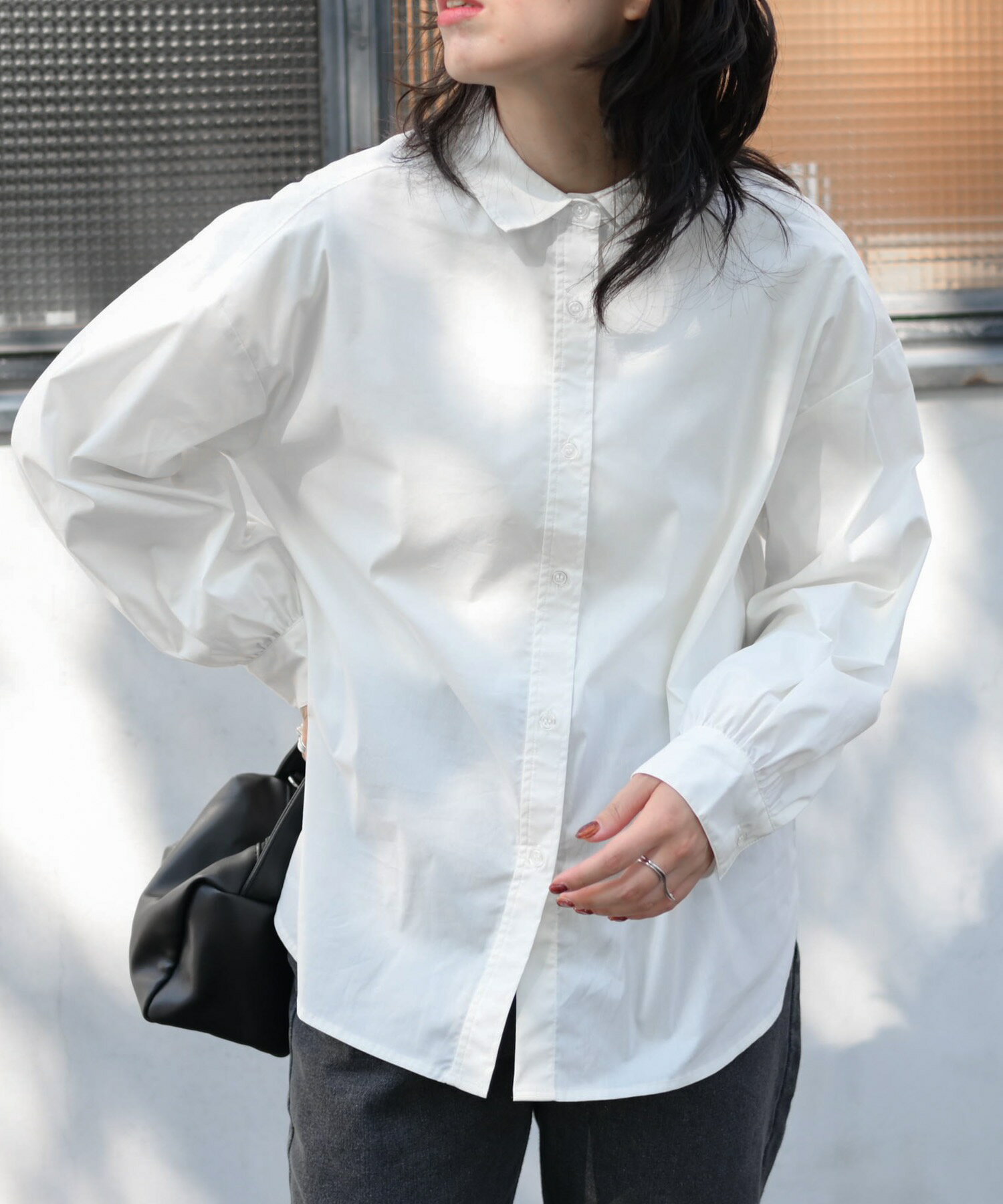 【オーバーサイズベーシックルーズシャツ】 ”定番のオフホワイトブラウスはシーンを選ばずマストアイテム” 触り心地が良くサラッとした着心地でオールシーズンお使いいただけます。 袖がふわっとした印象で硬くなりすぎずオーバー過ぎないので女性らしい...