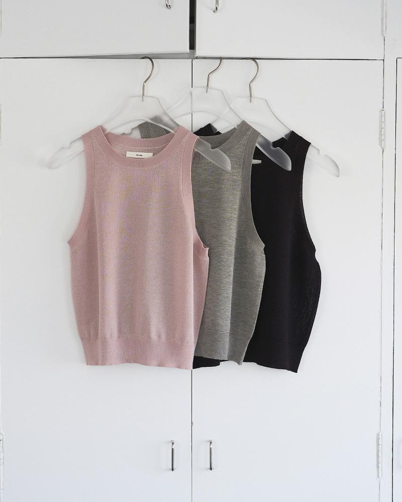 anukeアンヌーク 2026 Spring/Summer 公式通販ハイゲージで仕上げた薄手のニットタンクトップ。無駄のないミニマルなデザインで、幅広いスタイリングに活躍する一枚。上品な編み地とアメスリデザインが合わさり、一枚で着てもモード...