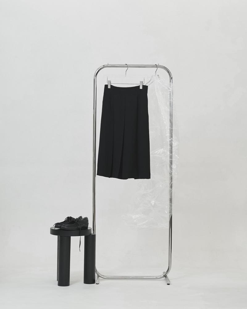 TODAYFUL トゥデイフル 2027 Spring/Summer国内の上質な二重織りジョーゼットを使用したプリーツスカート。太めのプリーツと腰まわりをすっきりと見せたウエストデザインで、プリーツスカート特有の甘さを抑え、洗練された印象に...
