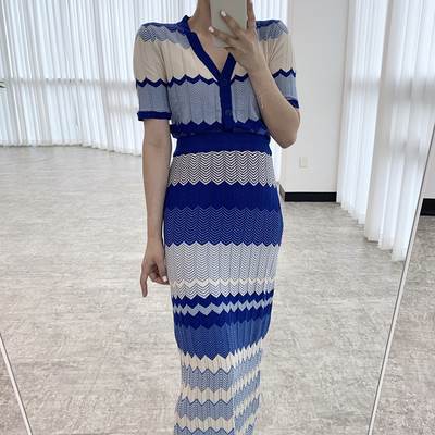 ギザギザしたボーダー柄がおしゃれなセットアップです。さわやかなブルーのボーダーは春〜夏にぴったり！エレガントで上品なデザインで、普段着からちょっとしたお呼ばれまで幅広くおすすめです。【カラー】ブルー【サイズ】フリーサイズ着丈：62cm肩幅：...