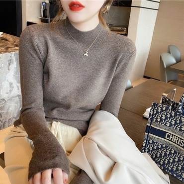 薄手のニットトップスです。タイトなデザインで、アウターを着ても着ぶくれしない！伸縮性もあるので着心地抜群♪【カラー】イエロー、グレー、ブラック、コーヒー、ベージュ【サイズ】S着丈：56cm肩幅：33cm胸囲：75〜95cmM着丈：57cm肩...