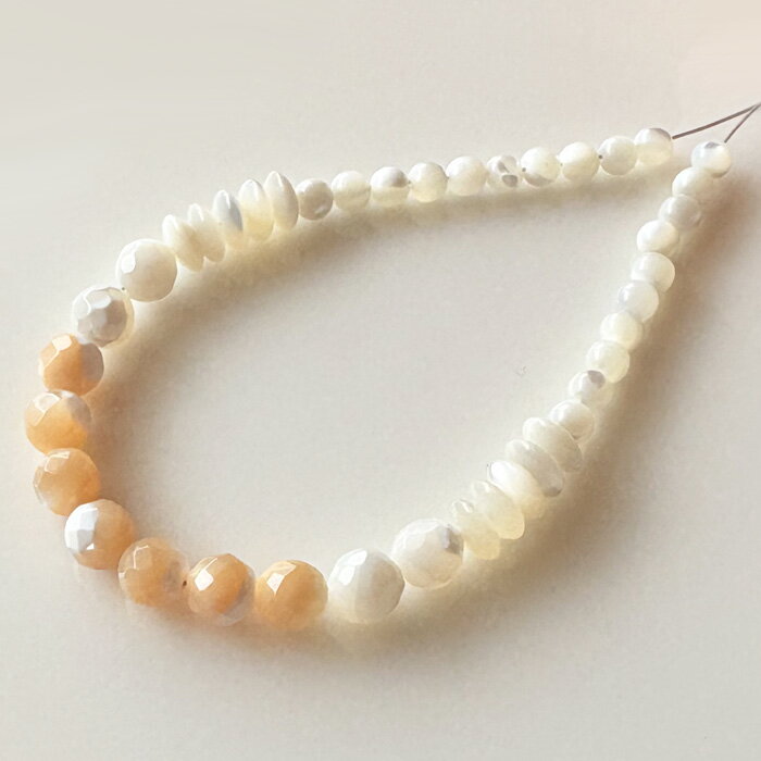 アイテム：　ビーズセット サイズ　：　ホワイトラウンド6mm/4mm ブラウンラウンド6mm ホワイトロンデル3x10mm 素　材　：　マザーオブパール ホワイトラウンド6mm 約5個 ホワイトラウン4mm 約20個 ブラウンラウンド6mm...