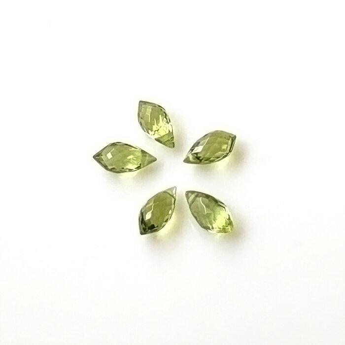 アイテム：　 ペリドット サイズ　：　 4-5x8-9mm（サイズ誤差±0.4mm） 穴の大きさ約0.4mm 産地等　： 中国産　マイクロカット 細かいカットが施された宝石質のペリドットです。 クラック、表面に細かい傷があるものもございます...