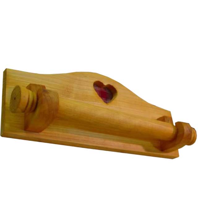 赤いチェックのハートが可愛い木製タオルハンガー半折タイプです。 ハンガーは取り外しタイプなので、タオル交換も楽に出来ます。 奥行きを最小限に抑えた6cm幅。狭いお部屋でも邪魔になりません。(小物はついていません） 壁に安定して取り付けていた...