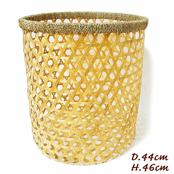 軽くて持ち運びにも楽なバンブーのランドリーバスケットがバリから新着☆ バンブーを薄く裂いた素材を細く切り斜格子に編み込んでいます。 上下の淵の部分は斜格子の編み込みを挟み込む形で 貼り合わせた上にシーグラスを巻いています。 竹の硬さとしなや...