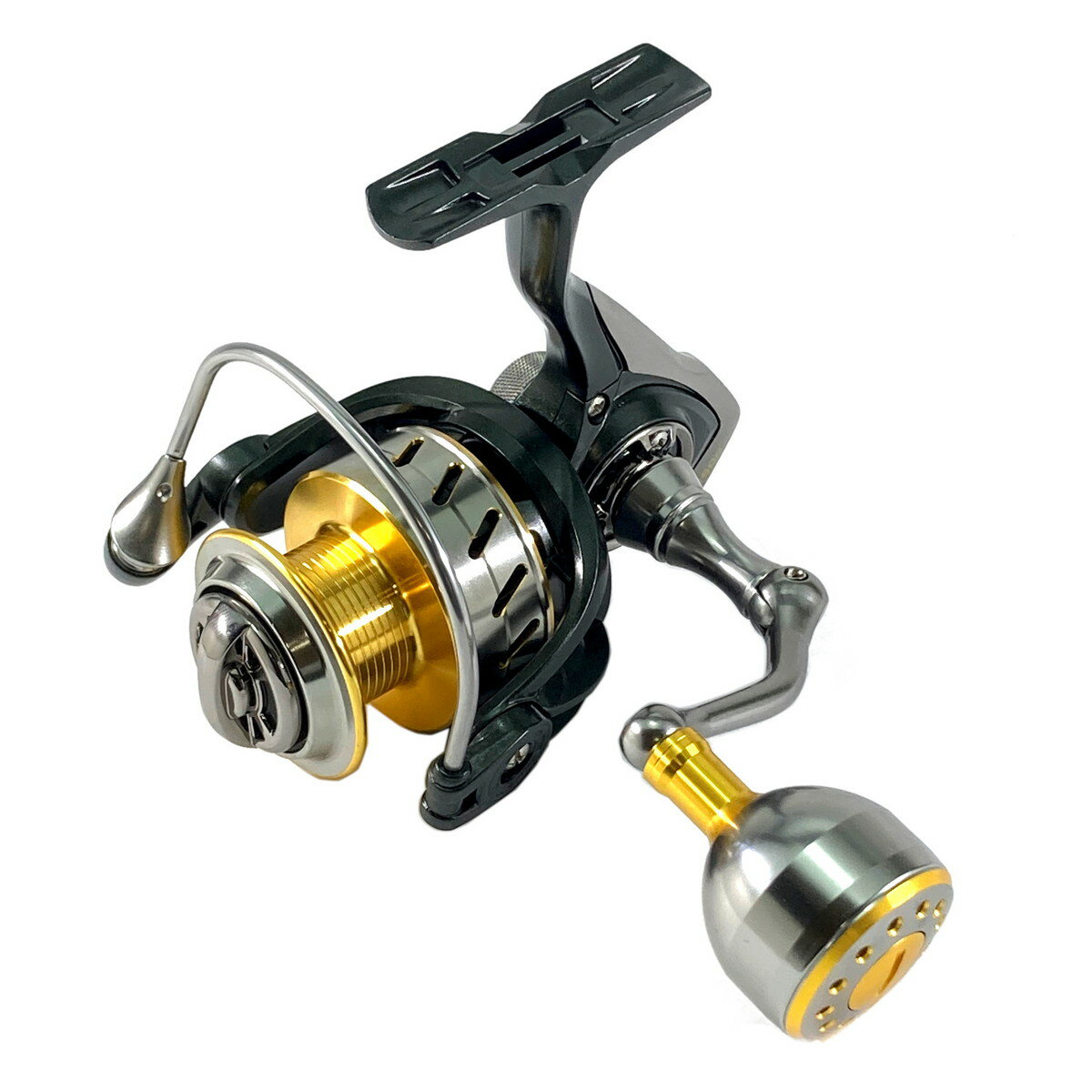 アルミスプール＆アルミハンドルノブ搭載、中型万能スピニングリール。・ガタつきのないネジ込式折りたたみハンドル採用。・アルミパーツ採用で軽量化＆耐久性UP。●ギア比：5.2●自重(g)：230●標準糸巻量 ナイロン(号-m)：2.0-180、...