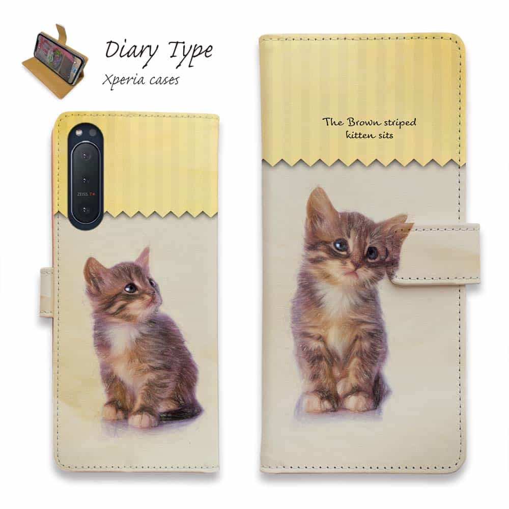 商品説明商品説明 茶色の子猫が座ってこちらを見ています。どうやら何かを訴えているようです。お腹がすいたのかな？ それとも遊びたいのかな？ 言葉が通じたらいいのに…。素　材高級人工革(外側)にUV印刷を施し、内側ではクリアケースでスマートフォ...