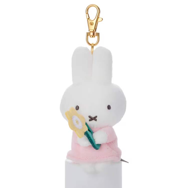 商品仕様ぬいぐるみと一緒に花言葉をプレゼント。ネームにはそれぞれのお花の花言葉を銀のラメ糸で刺繍♪紙タグ付きで、メッセージカードになっていてギフトにもピッタリ！ 【サイズ】約W55×H120×D50mm 【仕様】Flower Miffy監修...