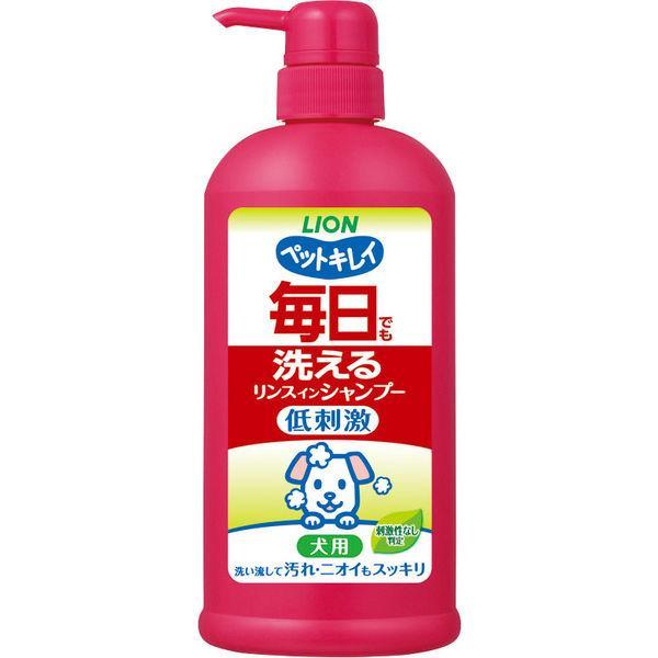 ライオン ペットキレイ 毎日でも洗えるリンスインシャンプー 愛犬用 550ml 肌へのやさしさと犬のニオイを落とすことを追求したシャンプー。 洗浄成分肌にやさしく毎日洗っても安心。洗浄成分の100％が植物生まれ。 泡立ちが豊かで泡切れもよく...