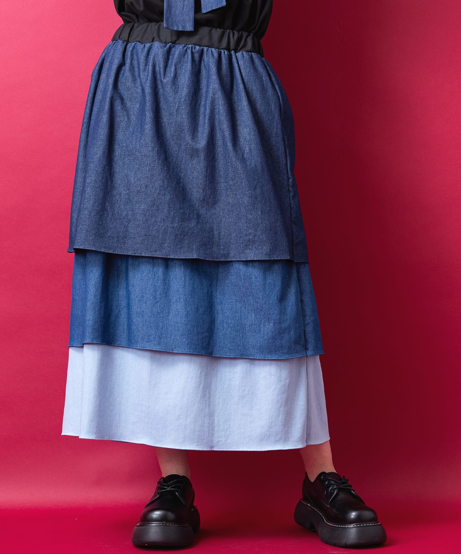 デニムトリプルティアードスカート細やかなピンタックでの柔らかなドレープニュアンス×3段重ねでボリュームと立体感を与えたティアードスカートスタイルがモードフル。ゴムリブウエストのストレスフリーなギミックも機能的。3段で異なるカラーのデニム生地...