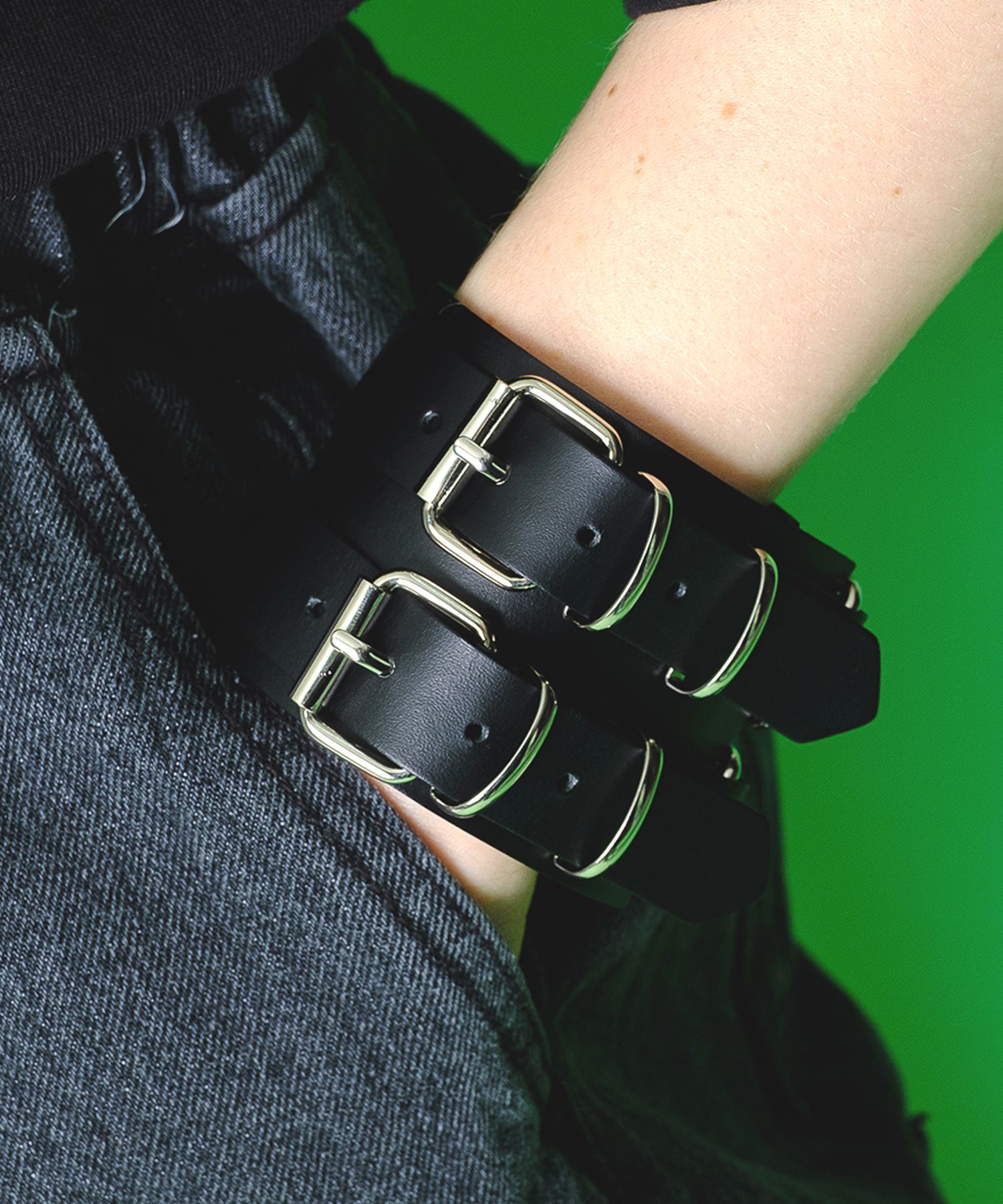 2連バックルベルトワイドレザーバングルかなり太めのスタイルが印象的な革ブレスレット/バングル。バックルベルトデザインを2連でドッキングしたモチーフがモード＆スパンキー。　【an meets zakka】ankoROCK meets ZAKK...