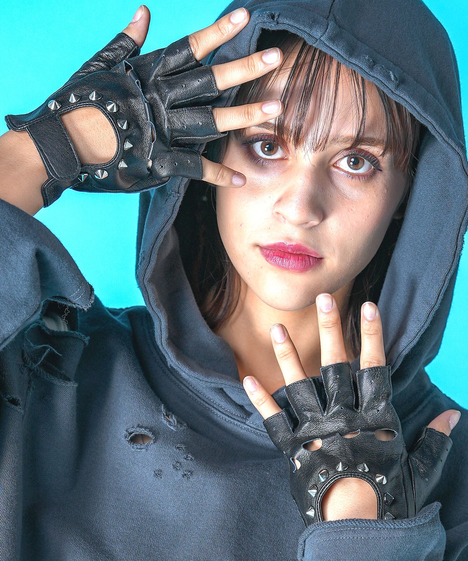 スタッズ指抜きレザーグローブタフかつ高級感溢れるしっかりとした肉感と上品な表情のシワ加工が印象的なPUレザー×一見してハードなロックニュアンスを感じさせるハーフフィンガー/指抜きスタイルのグローブ。機能面というよりむしろロックなアイコンアク...