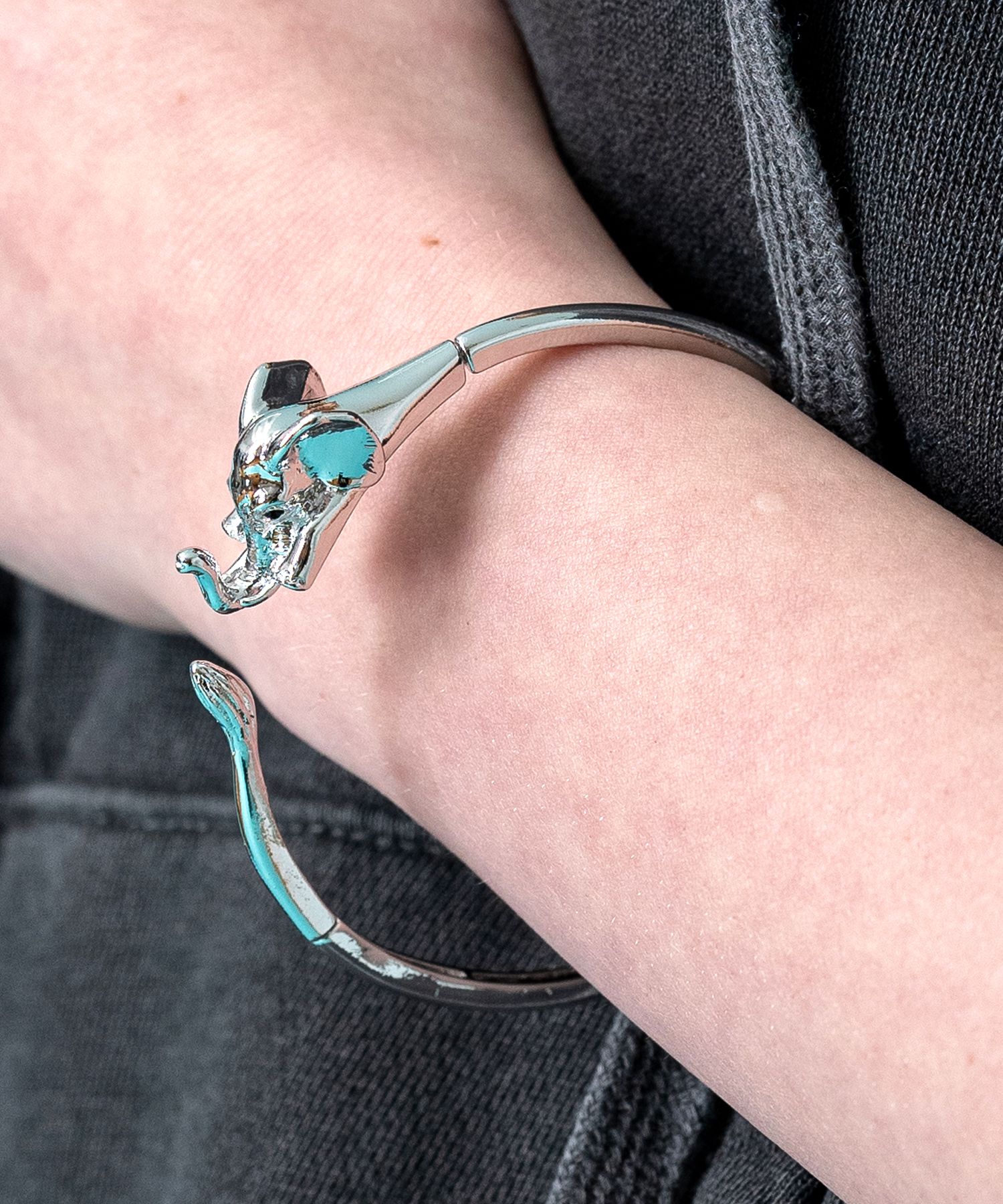 ゾウバングル / メンズ レディース フリーサイズ ブレスレット アニマルシーズンレスで使える定番アクセサリーのバングル/ブレスレット。隙間を広げて手首に通すだけの簡単かつ、ある程度どんなサイズにも対応できるバネ型のフリーサイズ仕様がメンズ...