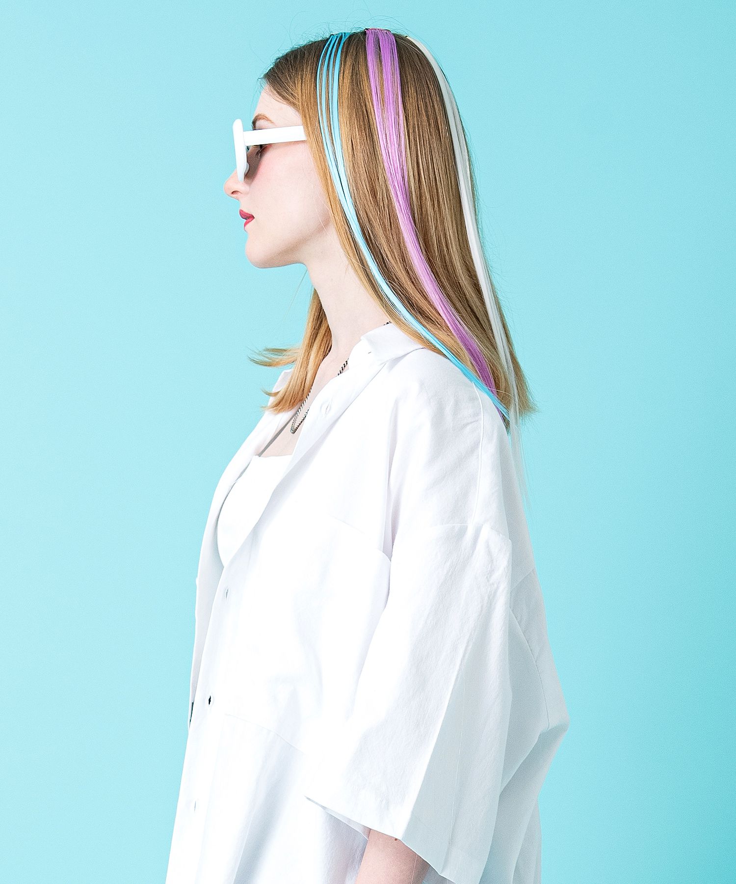 カラーワンポイントエクステ / ロング クリップ ワンタッチクリップで簡単にワンタッチ装着/脱着できるストレスフリーなエクステで代り映えの無い毎日にワンポイントの『差し色』を。ロングストレート＆幅もそこまで広くないタイプのワンポイント仕様、...