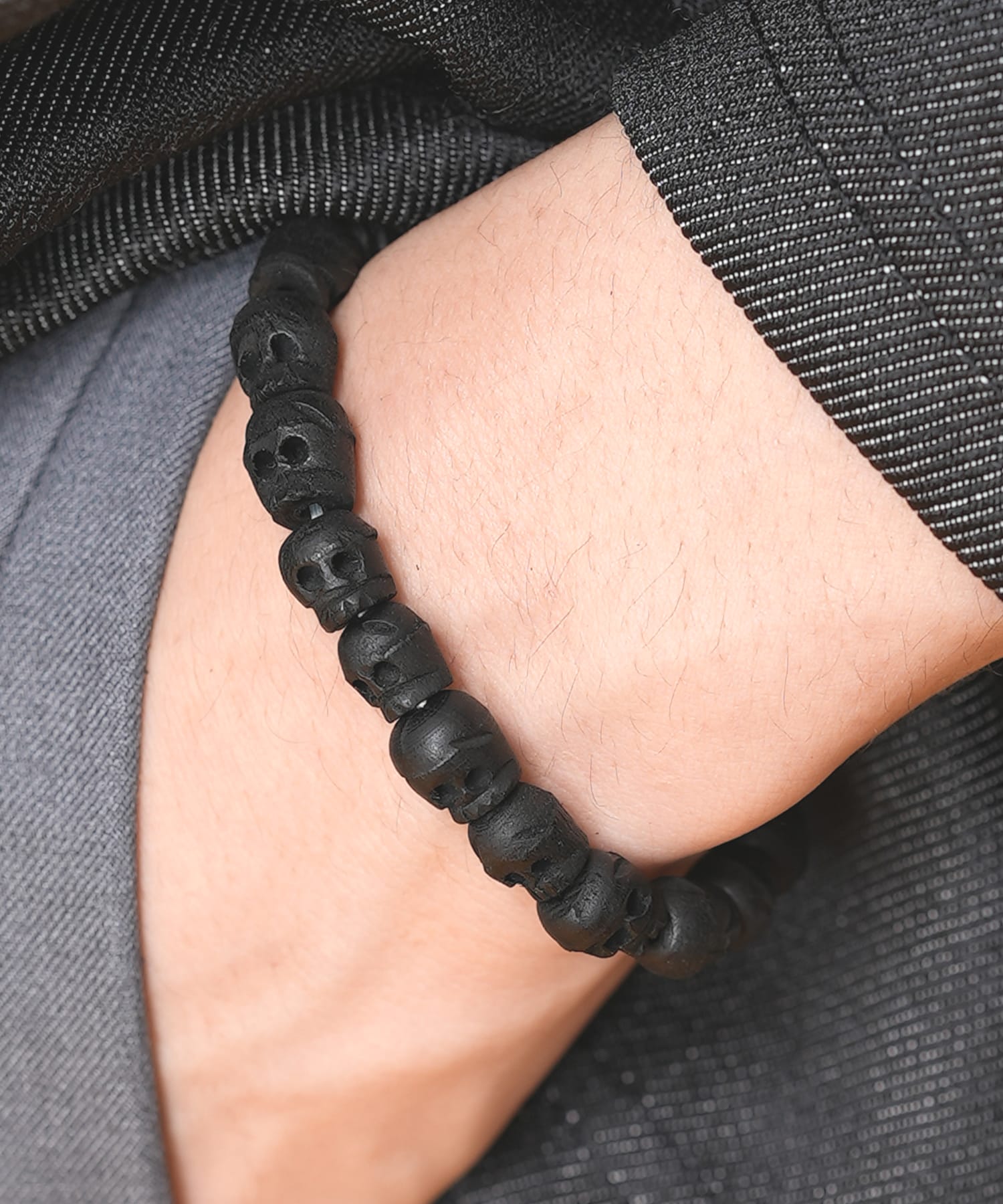 スカルウッドブレスレット / メンズ レディース 木玉 ドクロ定番アクセサリーのブレスレット。ゴムで繋いだフリーサイジングな仕様でメンズレディース問わずユニセックスに装着できるストレスフリーな一品。ウッドをドクロ型に加工し繋いだ90sな空気...