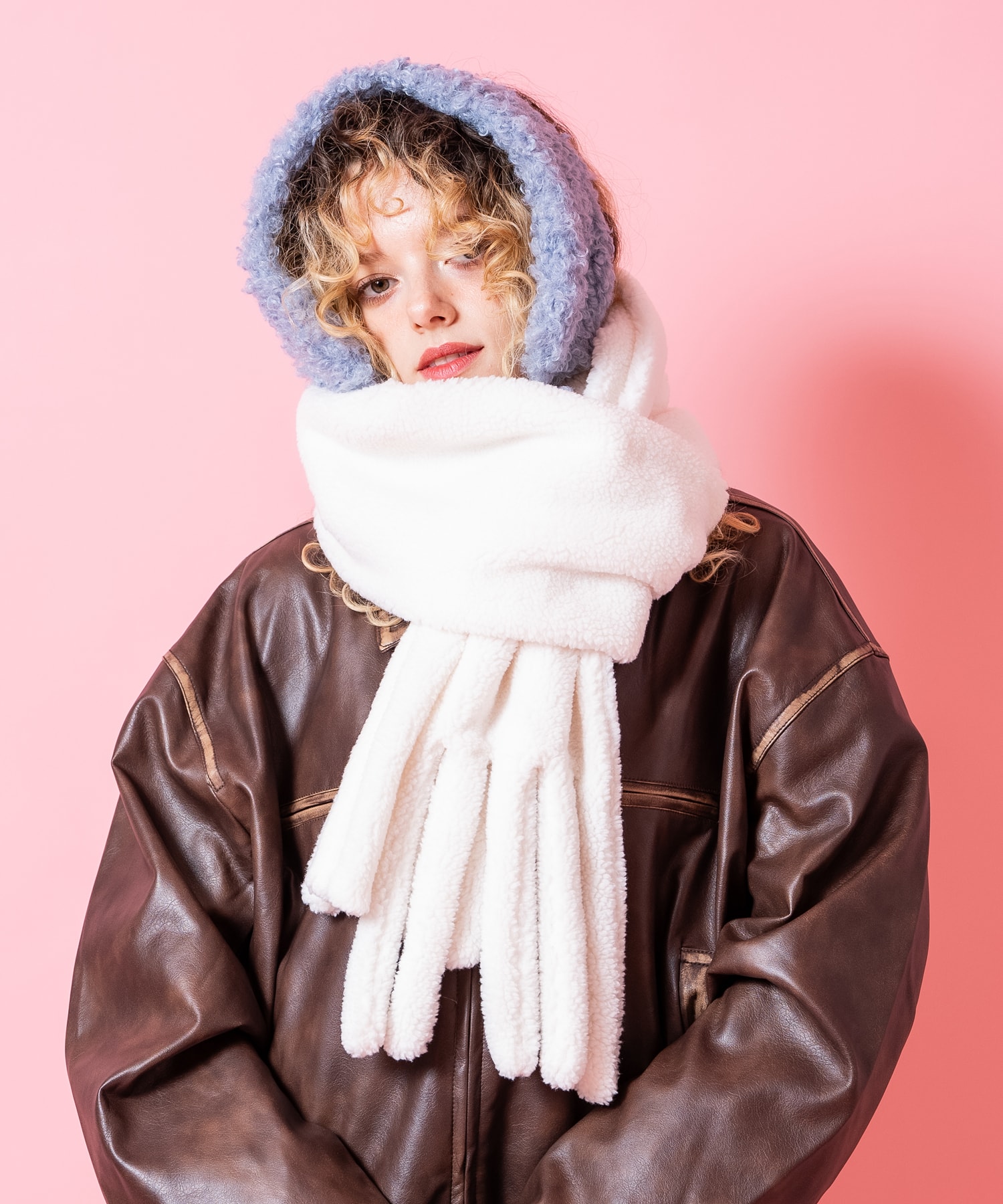 モコモコボアボリュームフリンジマフラー(20cm×200cm) / ユニセックス 細 ストールAWシーズンの定番マフラー/ストール。やや細みの幅とロングサイジングのポイント作りに『ちょうどいい』サイズ感が機能的。メンズ、レディース問わずユニ...