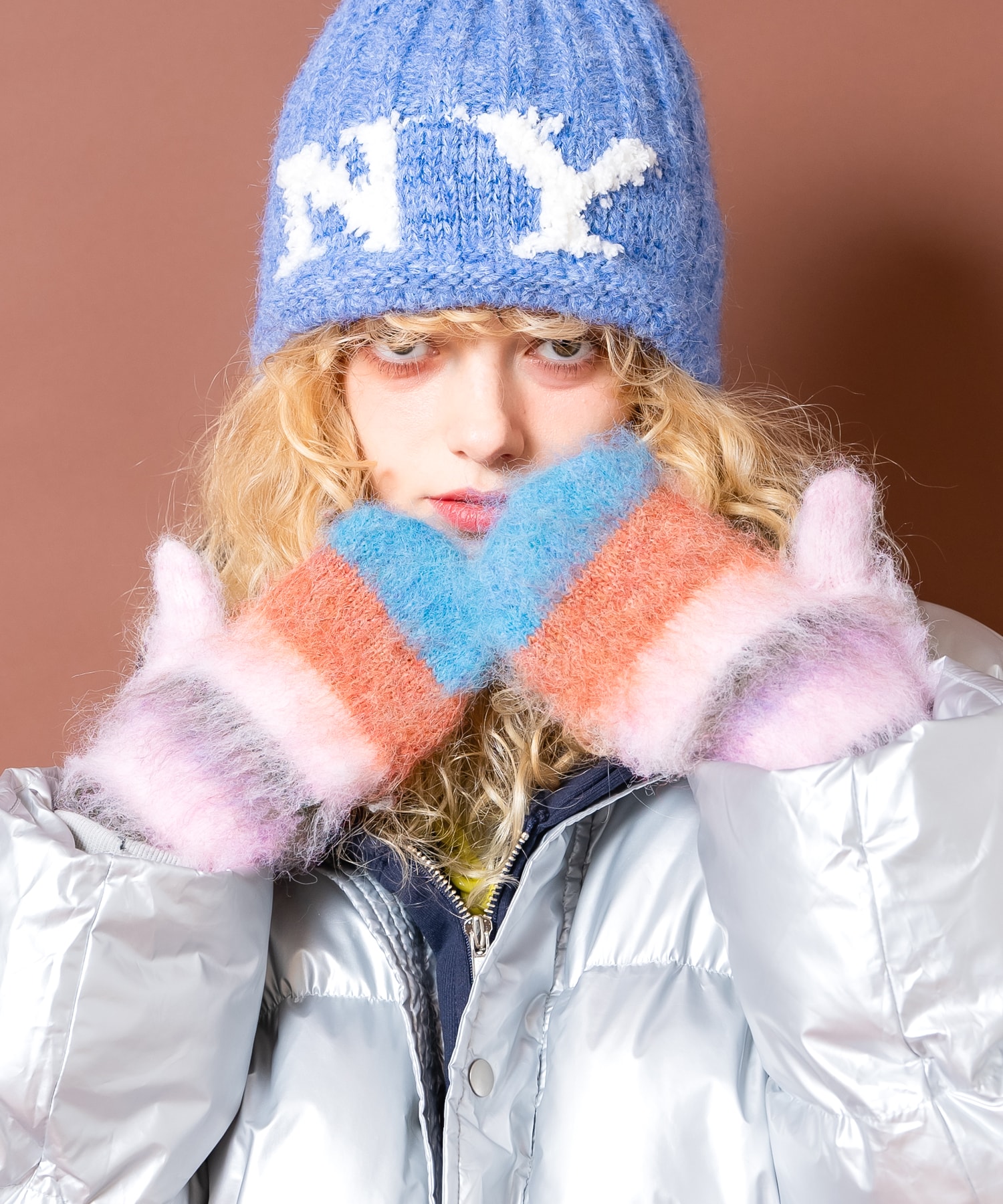 ふわふわファーマルチカラーワイドボーダースマホ対応ミトングローブ / ユニセックス 手袋 ニット 柄 カラフルAWシーズン定番の手袋/グローブ。単純な防寒具としてはもちろんのこと、90sリバイバル/Y2Kファッション、トレンドの古着ミックス...